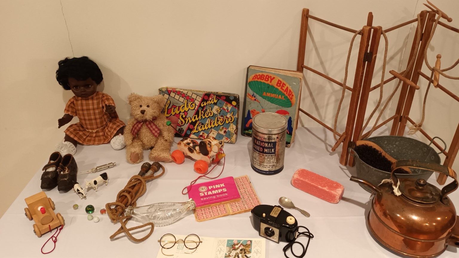 Object handling with Museum of Croydon - This is Croydon